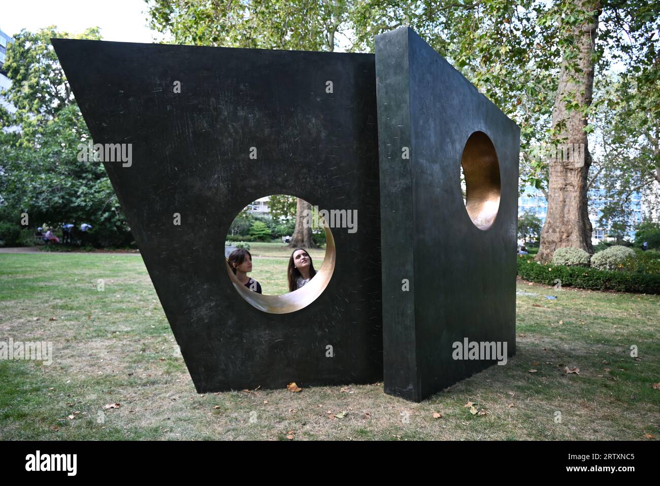 DAME BARBARA HEPWORTH’S THREE OBLIQUES (WALK IN) INSTALLED IN ST JAMES ...