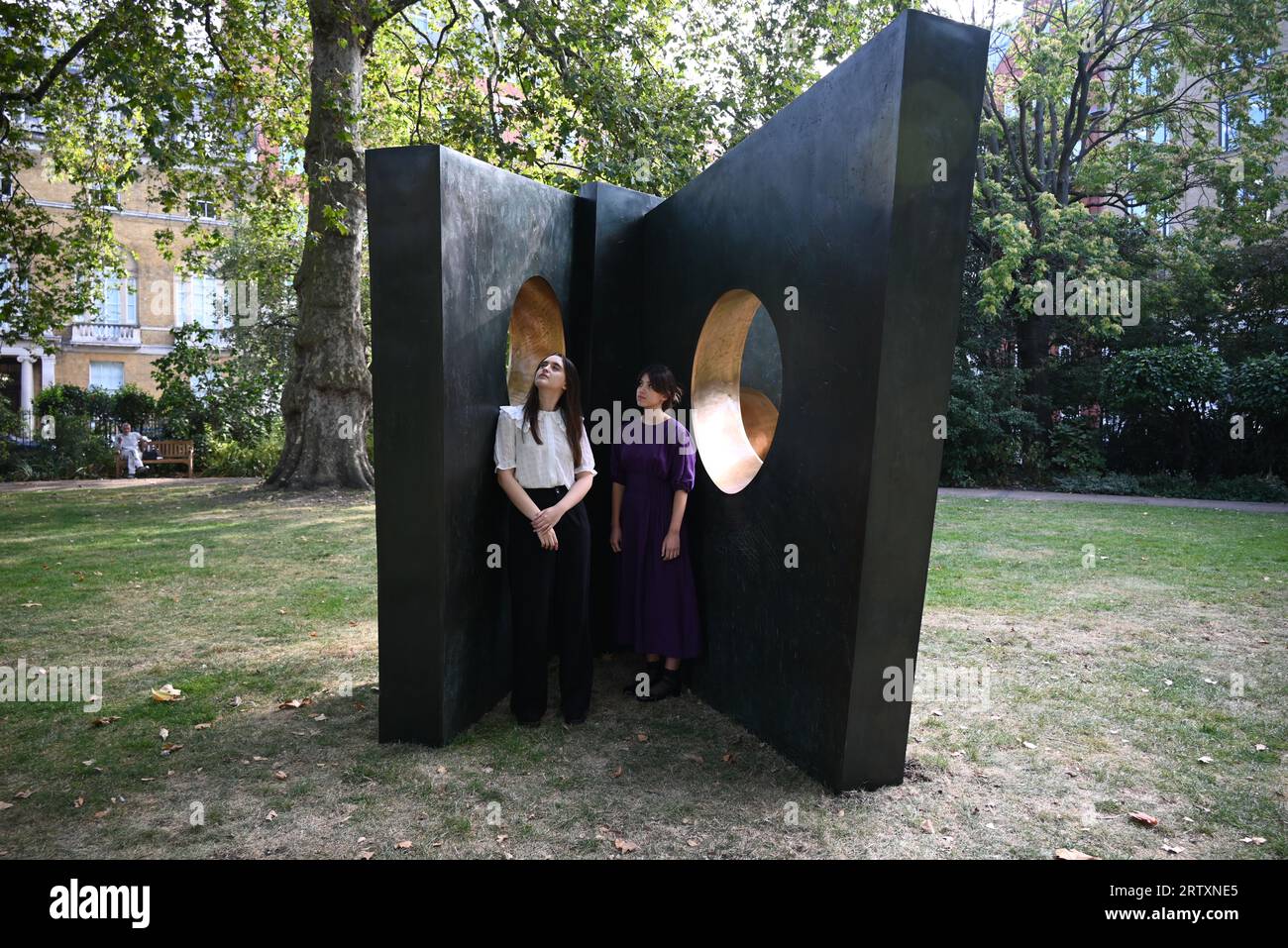 DAME BARBARA HEPWORTH’S THREE OBLIQUES (WALK IN) INSTALLED IN ST JAMES ...