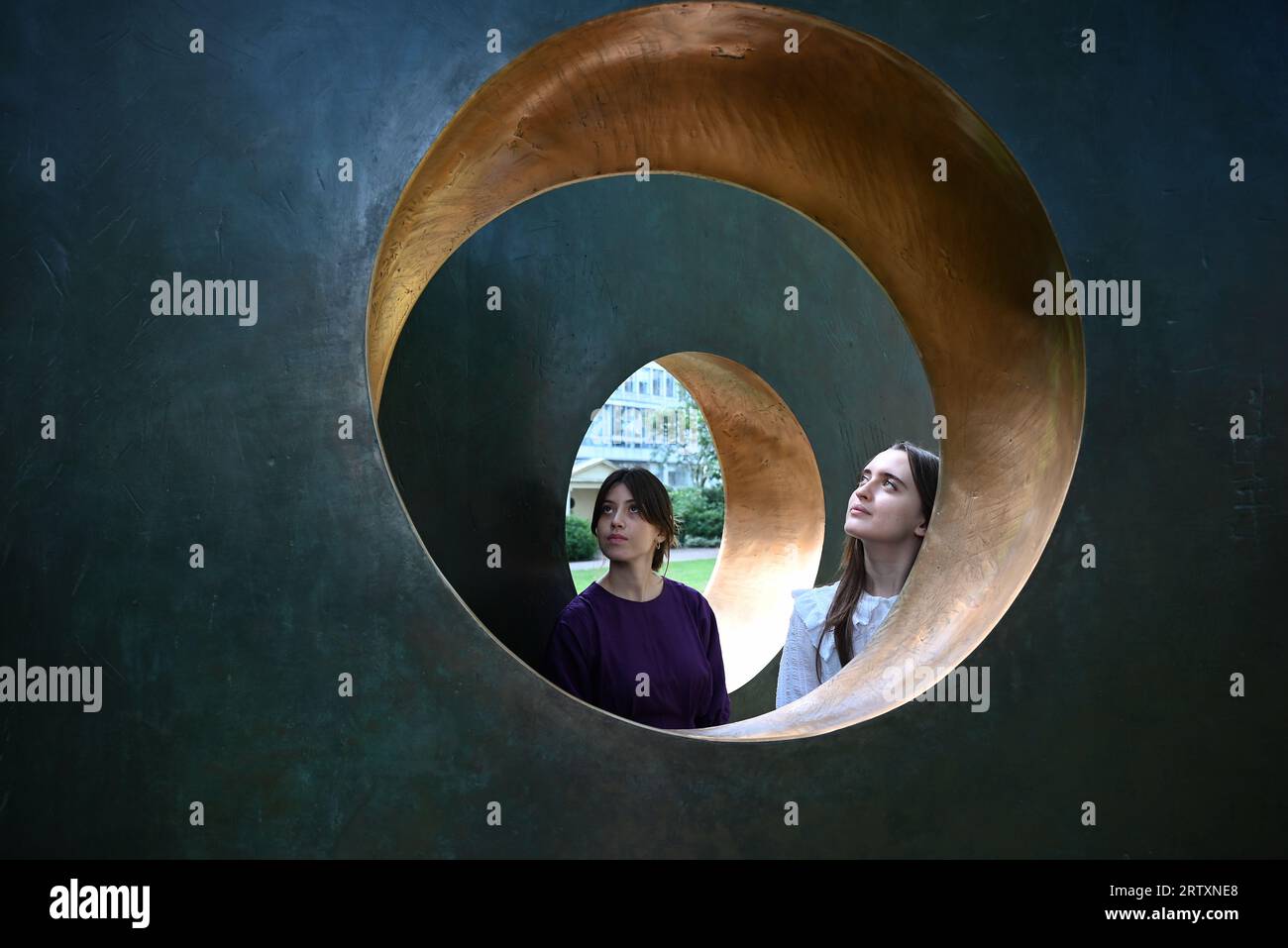 DAME BARBARA HEPWORTH’S THREE OBLIQUES (WALK IN) INSTALLED IN ST JAMES ...