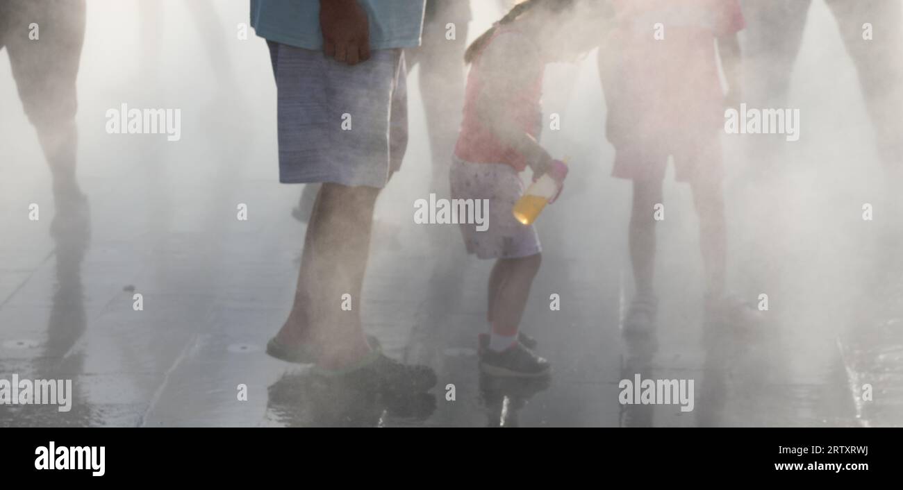 nebulized water to cool the legs of passers-by during the summer season ...