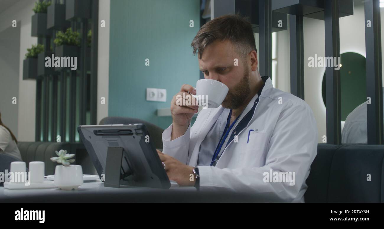 Doctor uses computer mri scan hi-res stock photography and images - Alamy