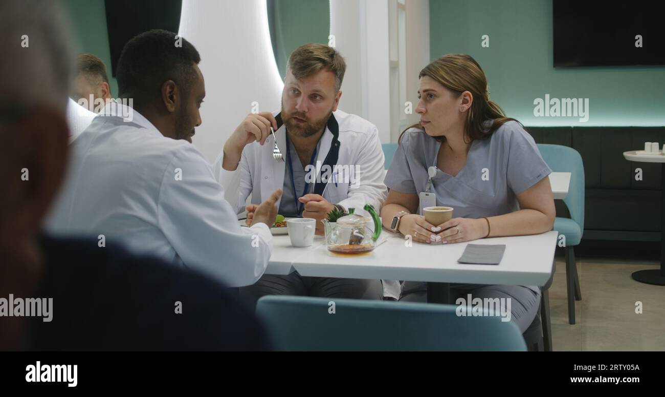 Male female doctors having talk hi-res stock photography and images - Alamy