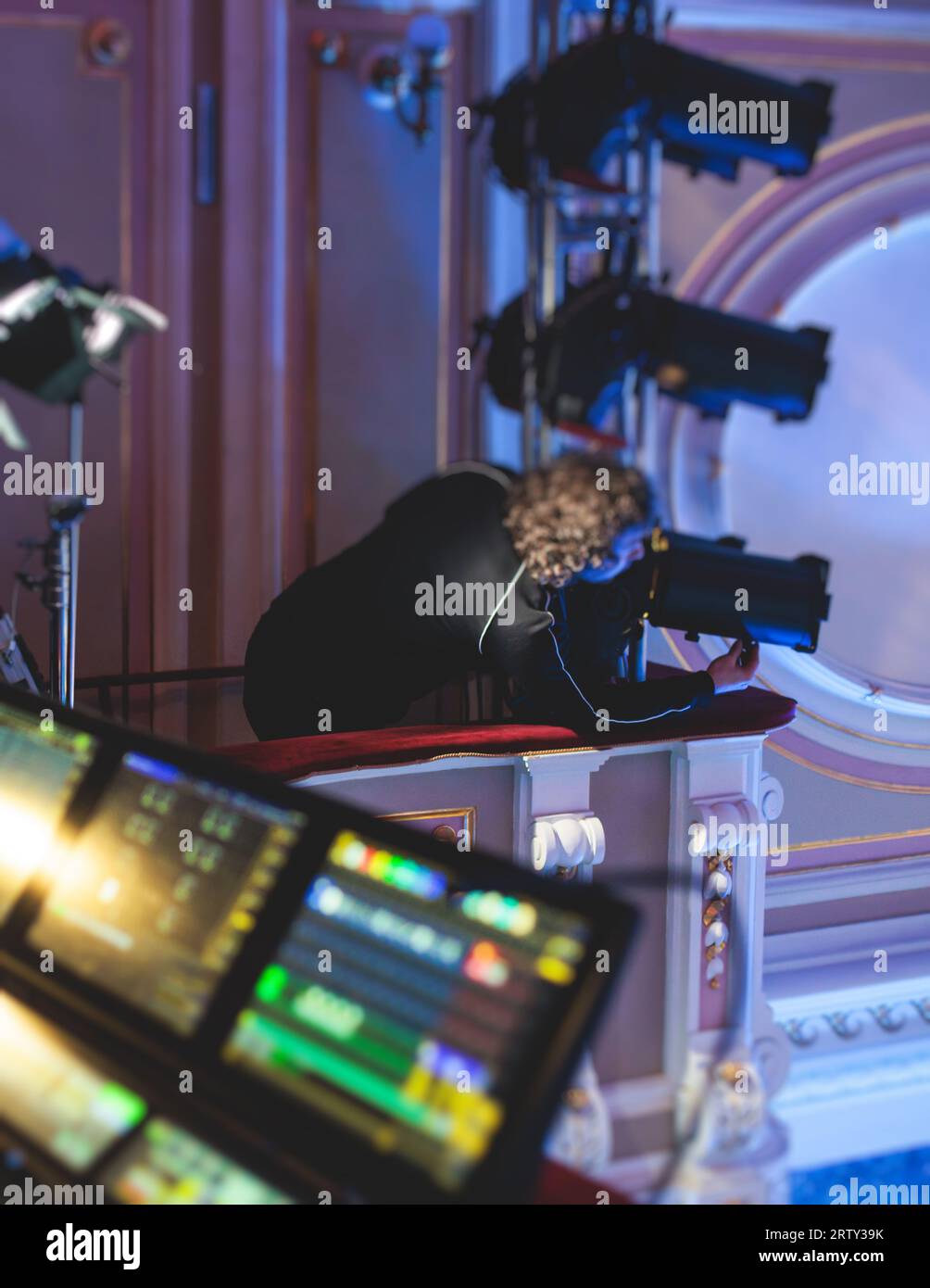 Worker set up lighting hi-res stock photography and images - Alamy