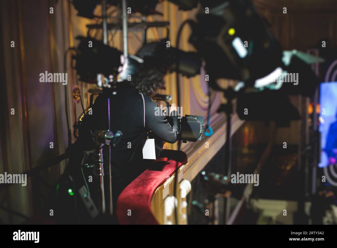 Worker set up lighting hi-res stock photography and images - Alamy