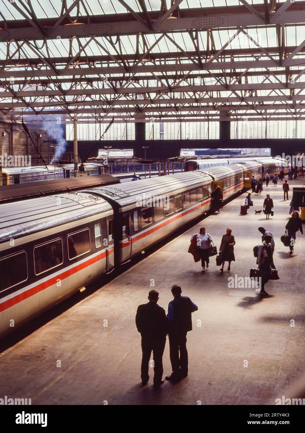 Passenger train and passengers on a platform Stock Photo - Alamy