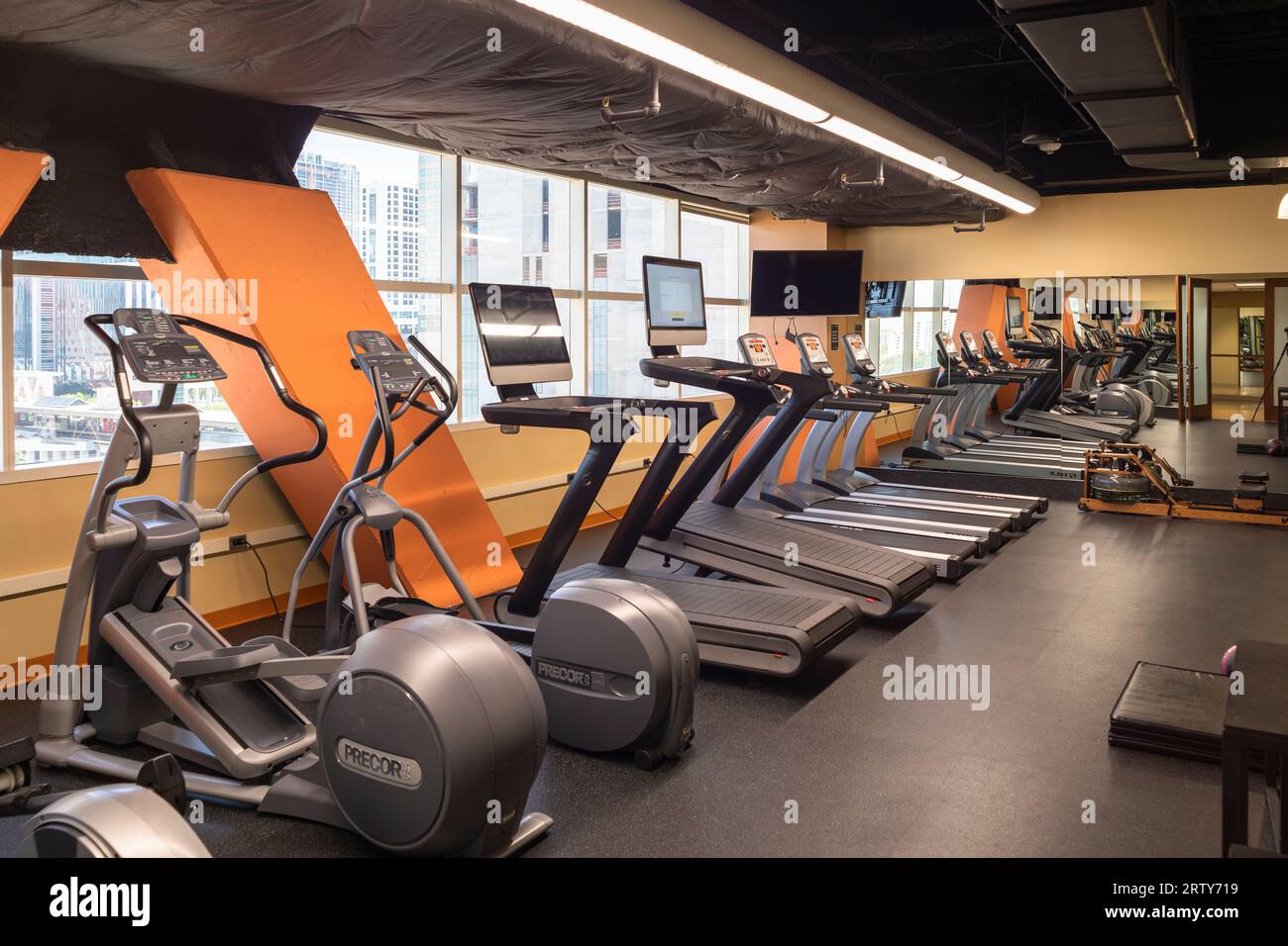 Cross training in a row at the gym hi-res stock photography and images ...