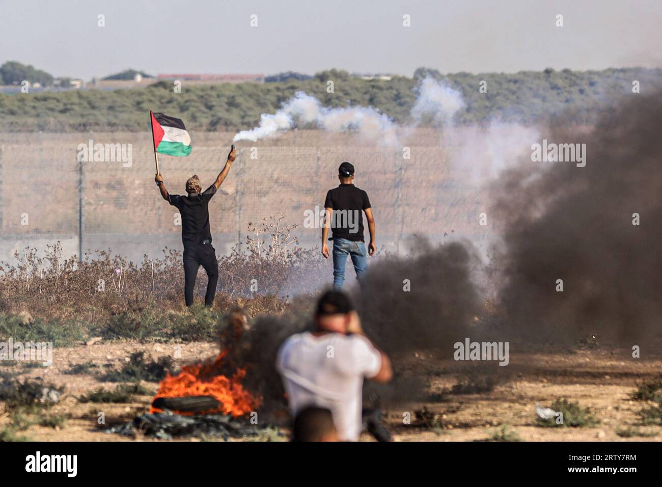 Gaza, Gaz, Palestine. 15th Sep, 2023. A Palestinian youth raises the ...