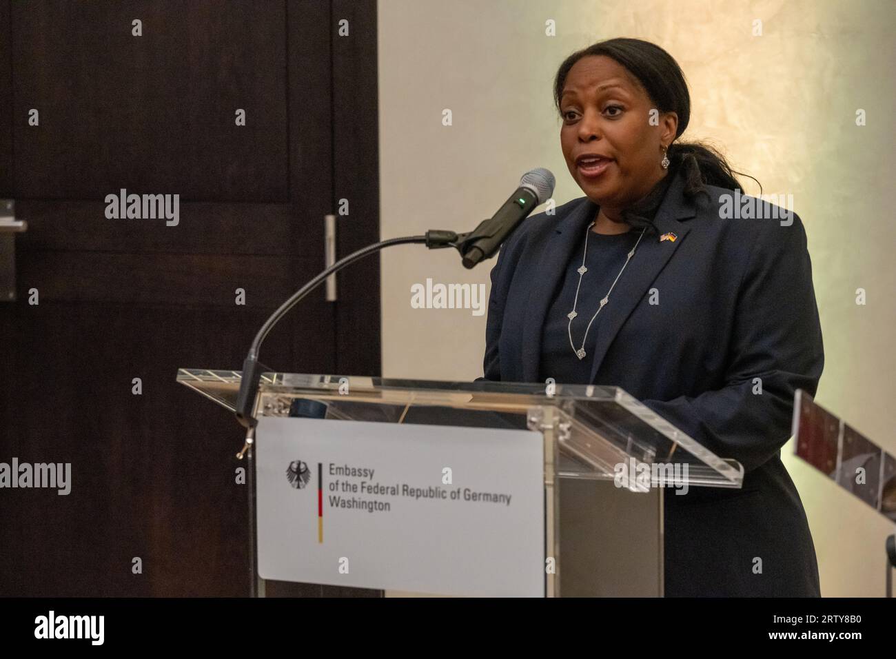 Jennifer r littlejohn hi-res stock photography and images - Alamy