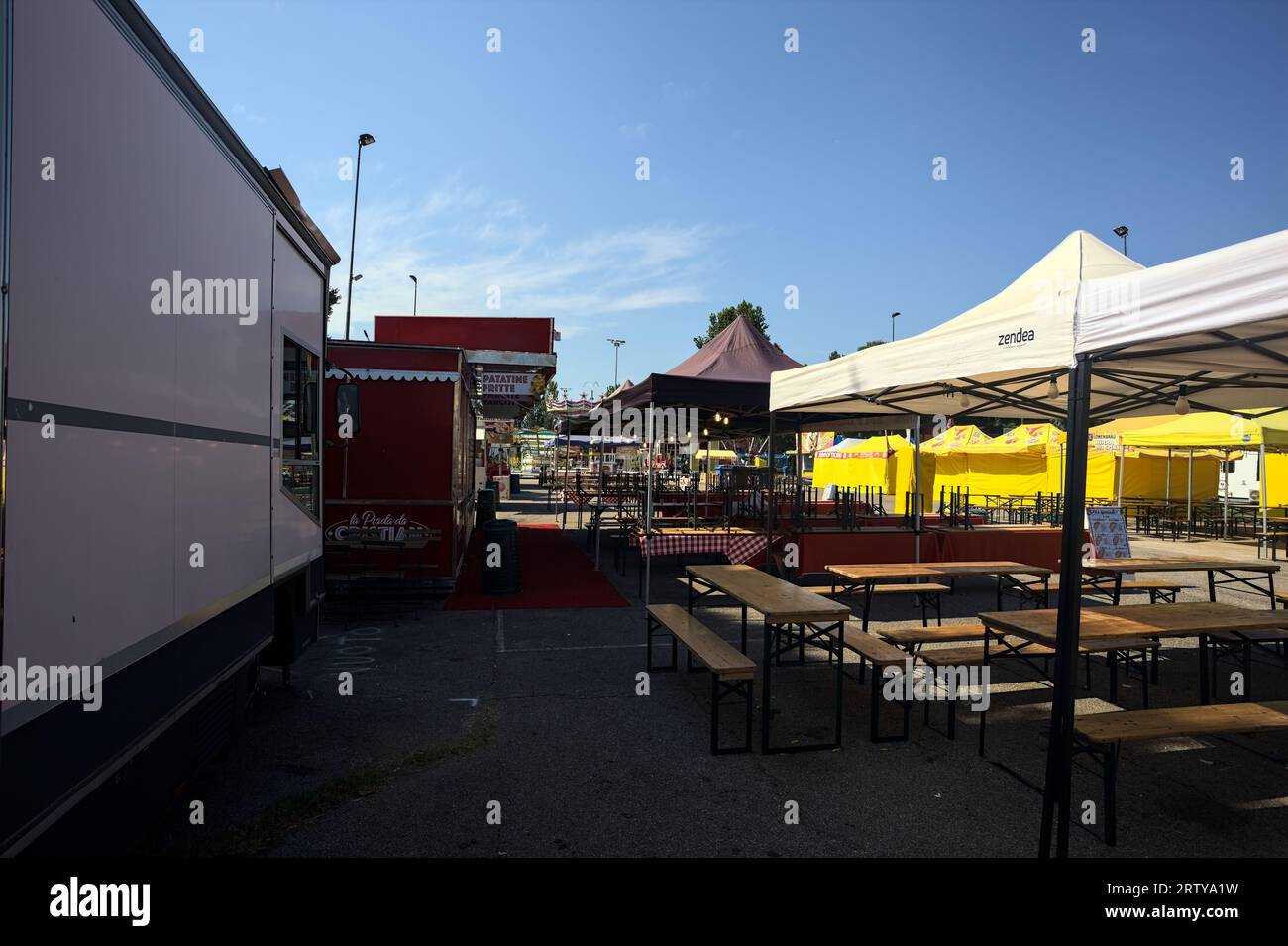 Group crowd crowded tables hi-res stock photography and images - Alamy