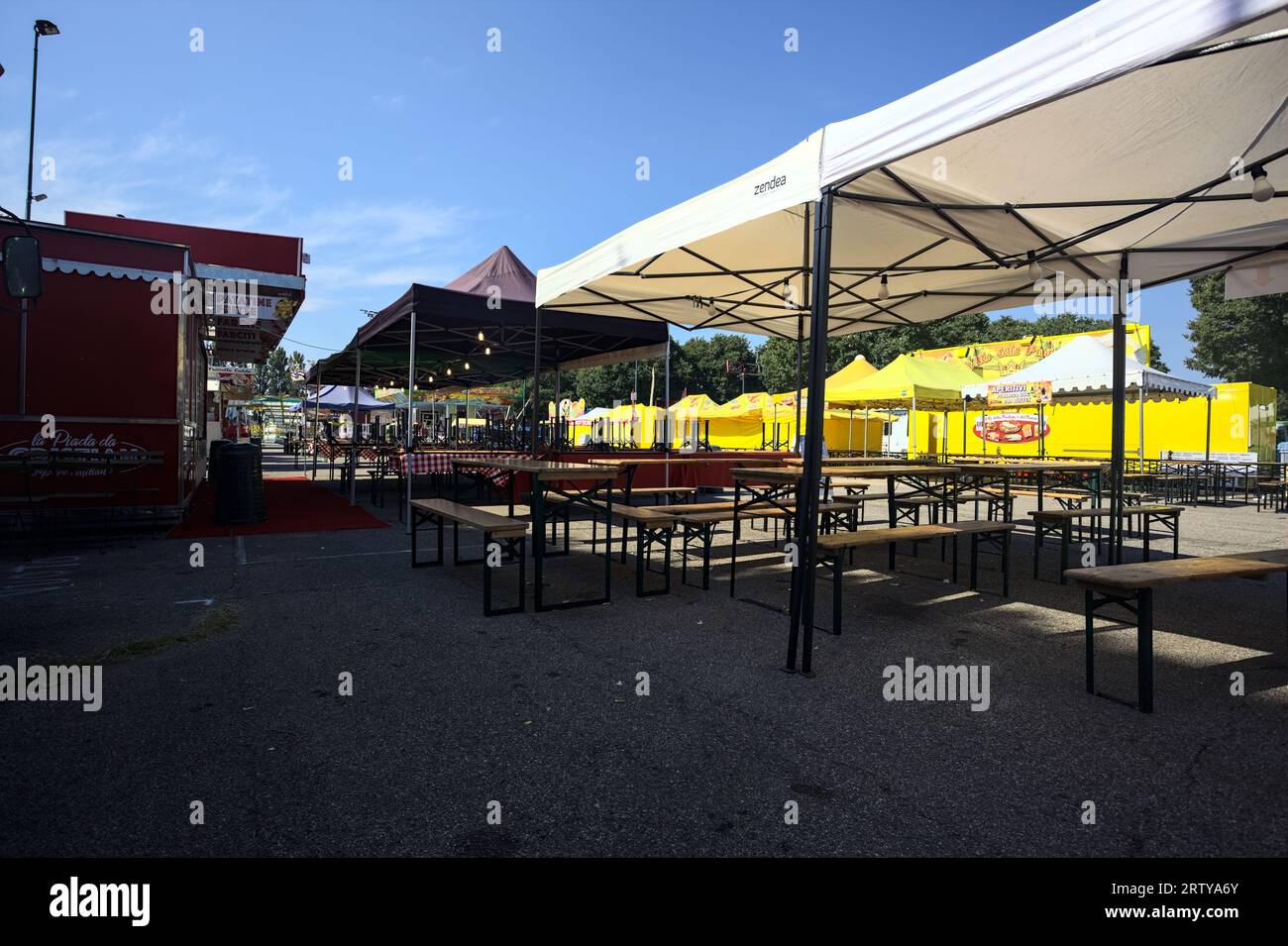 Group crowd crowded tables hi-res stock photography and images - Alamy