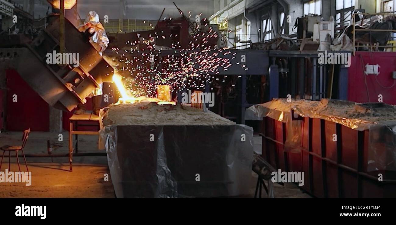 Hot metal being poured into a mold hi-res stock photography and images ...