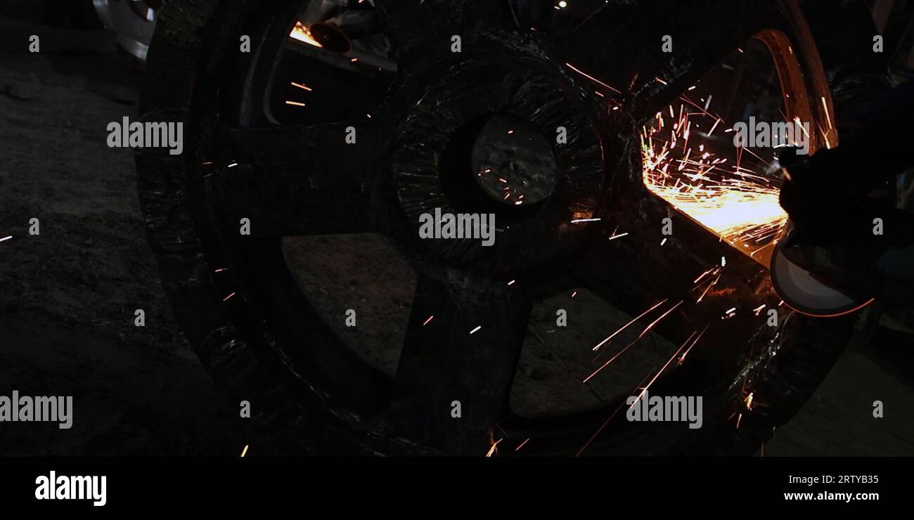 Hot metal being poured into a mold hi-res stock photography and images ...