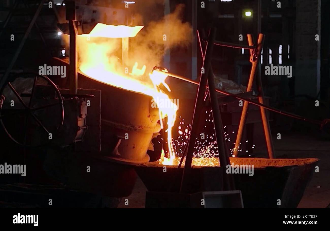 Hot metal being poured into a mold hi-res stock photography and images ...