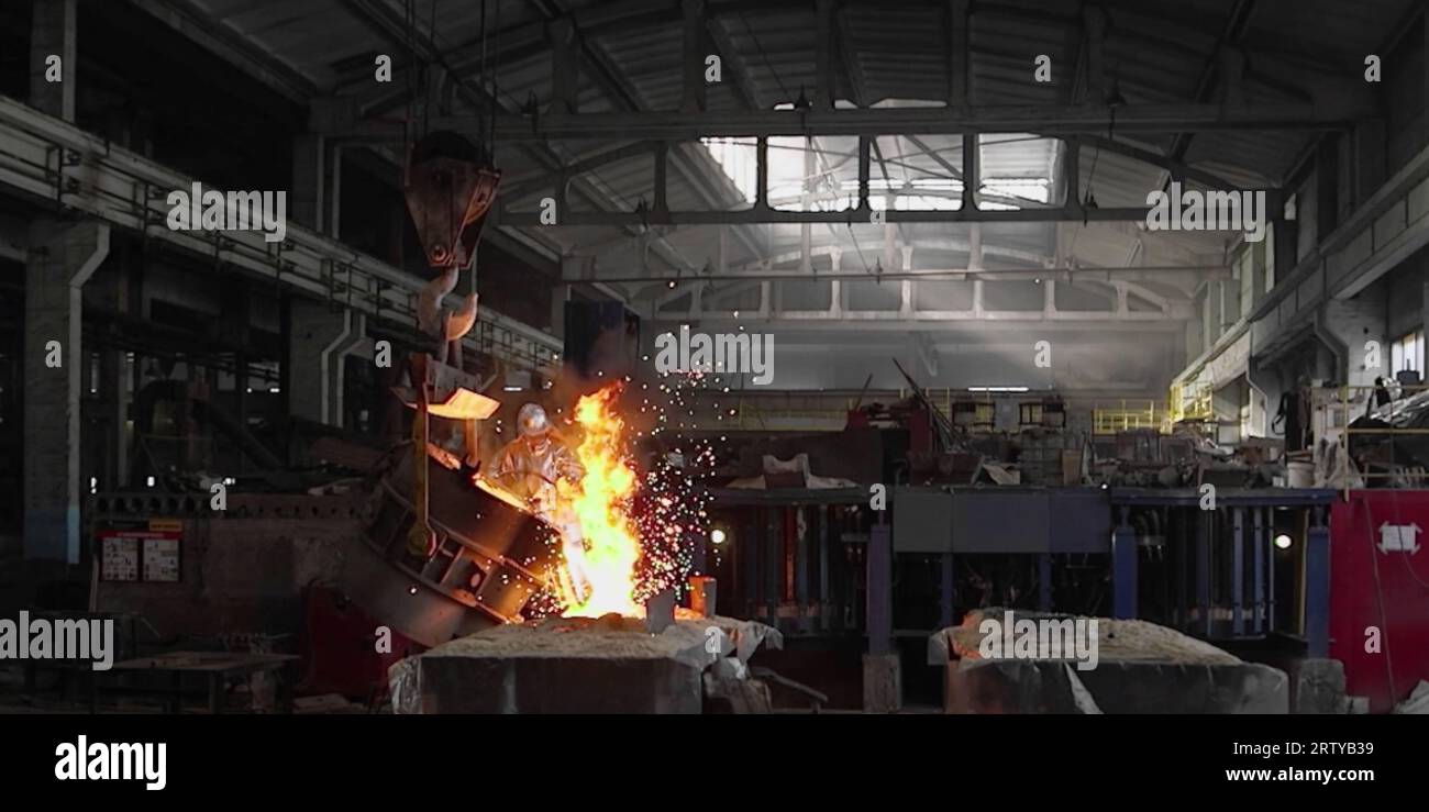 Hot metal being poured into a mold hi-res stock photography and images ...