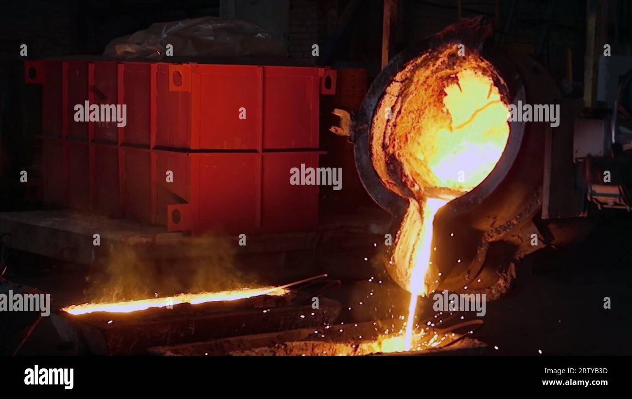Hot metal being poured into a mold hi-res stock photography and images ...