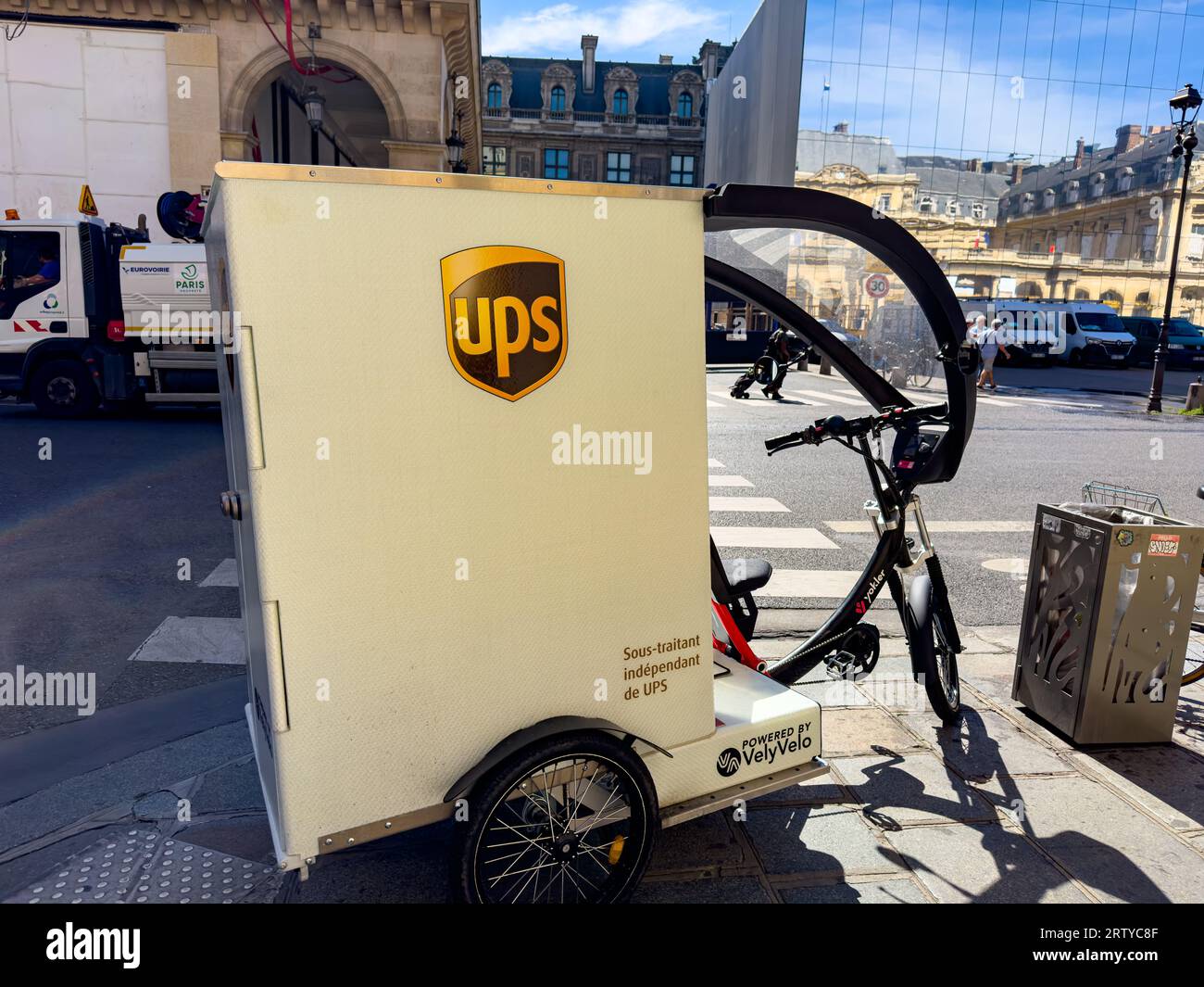 Bicycle courier france hi-res stock photography and images - Alamy