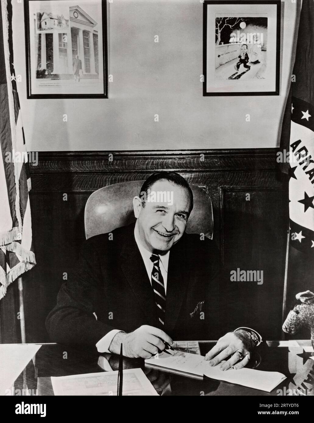 Office man 1950s flag hi-res stock photography and images - Alamy