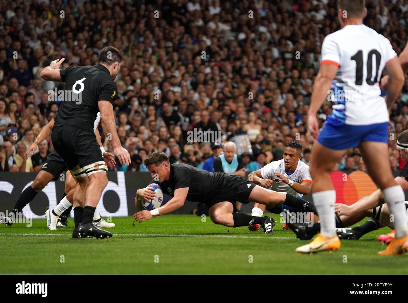 New Zealand's Cameron Roigard (centre) scores their side's second try ...