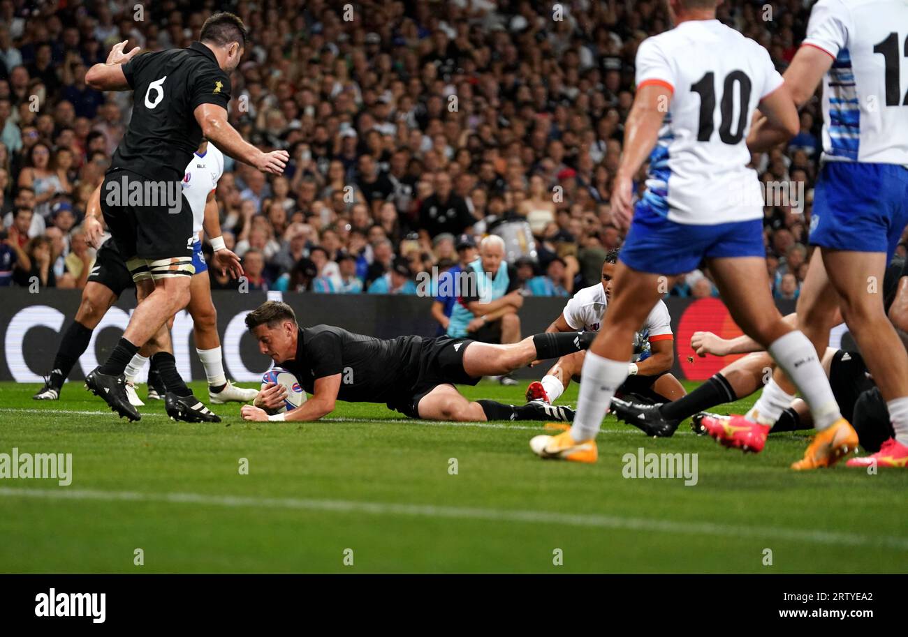 New Zealand's Cameron Roigard (centre) scores their side's second try ...