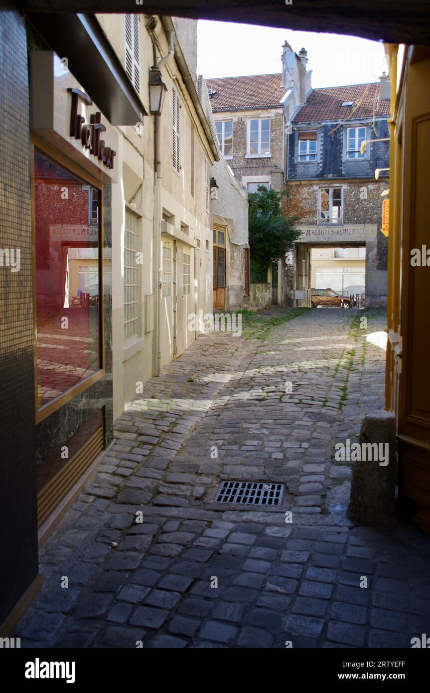 Rustic ancient cobbled alleyway. Versailles, France Stock Photo - Alamy