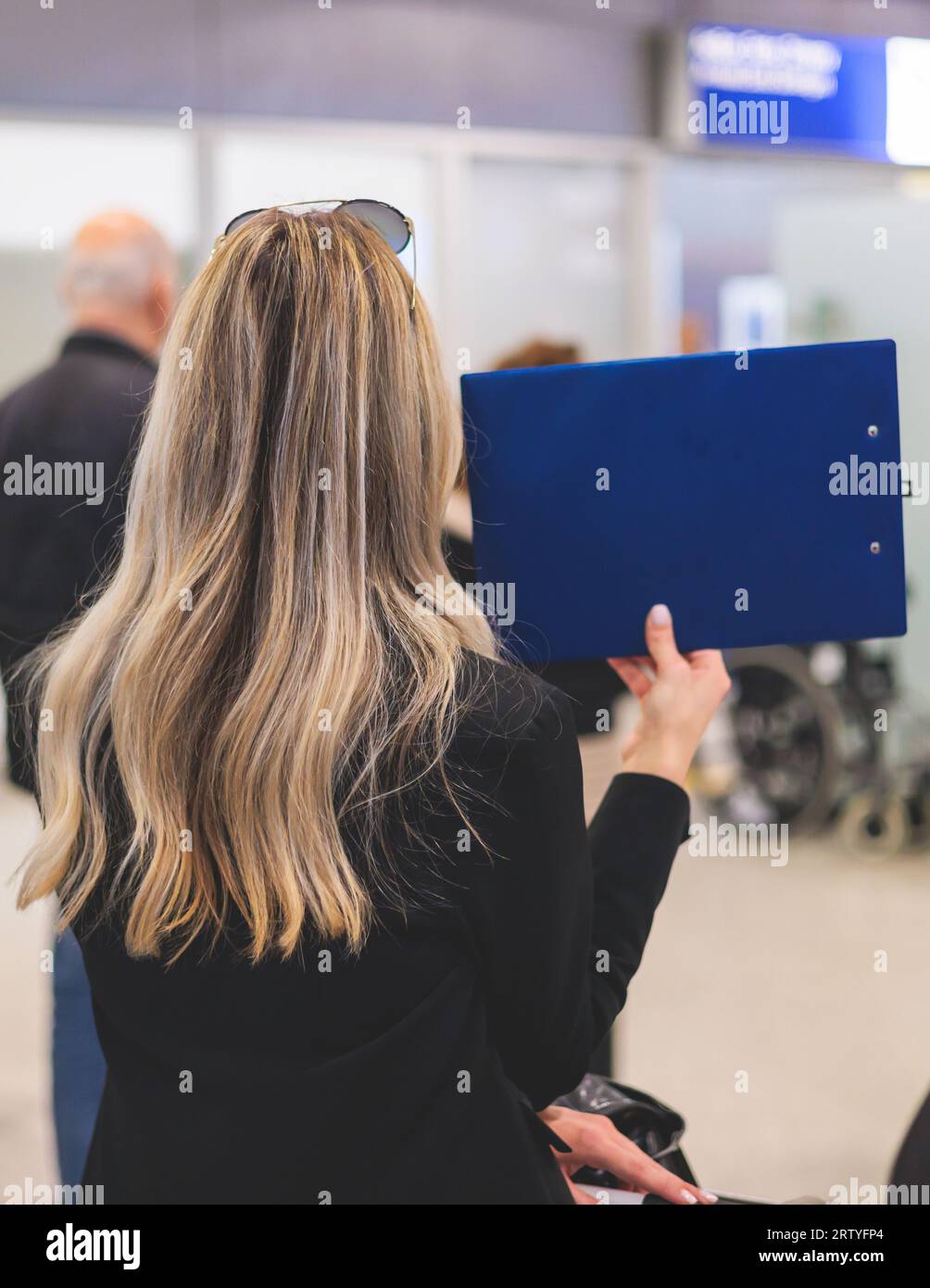 Airport arrival greeting placard hi-res stock photography and images ...