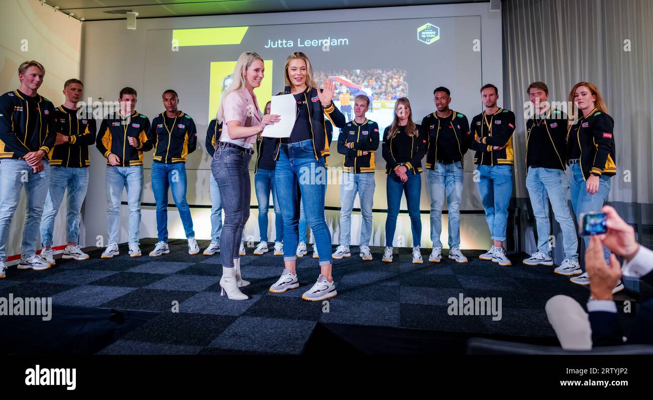 Rotterdam, Netherlands. 15th Sep, 2023. ROTTERDAM - Skater Jutta Leerdam (R) is interviewed by ...