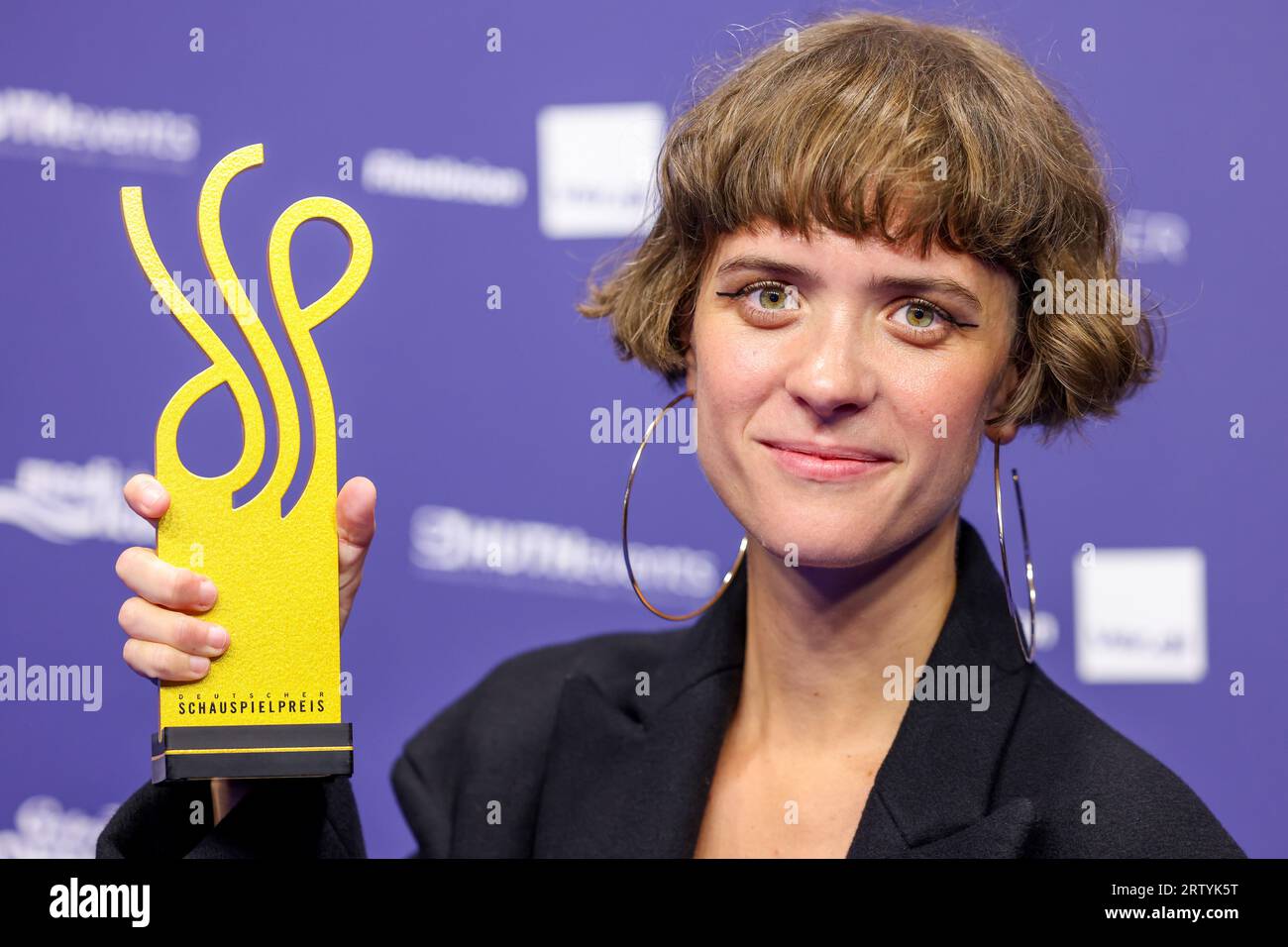 Berlin, Germany. 15th Sep, 2023. Actress Liv Lisa Fries receives the ...