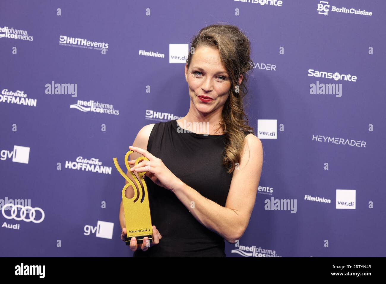 Berlin, Germany. 15th Sep, 2023. Actress Franziska Wulf receives the ...