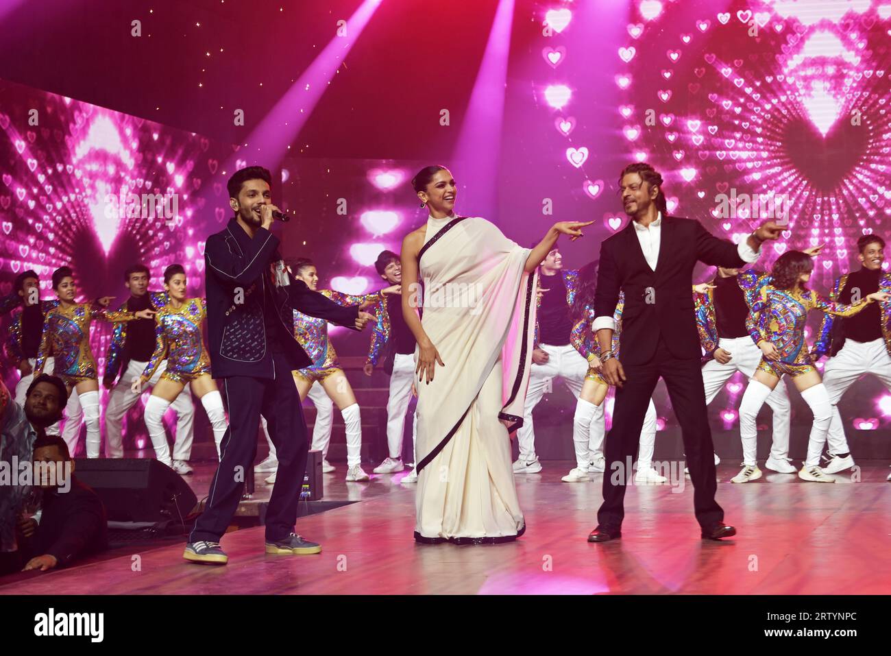 Indian actor Shah Rukh Khan and Indian actress Deepika Padukone perform ...