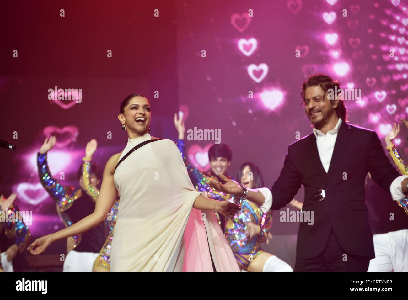 Indian actors Deepika Padukone and Shah Rukh Khan perform dance after ...