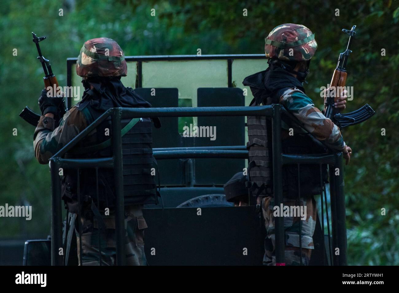 Anantnag, India. 15th Sep, 2023. An Indian army soldiers stand on guard ...
