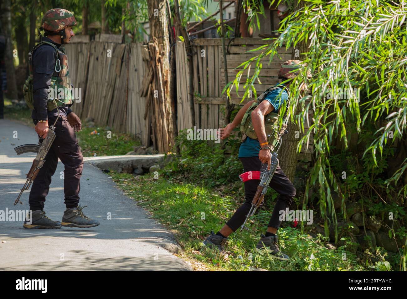 Indian soldiers rush hi-res stock photography and images - Alamy
