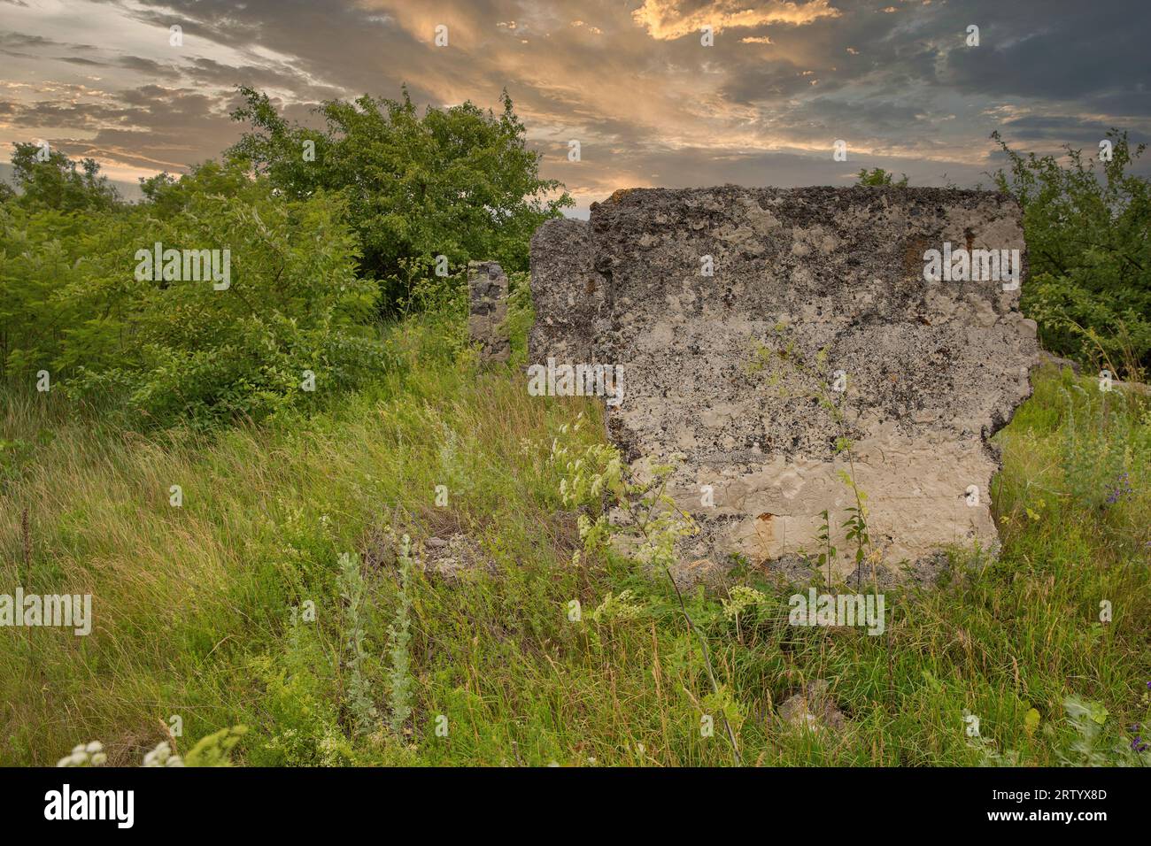 Dramatic scenic old house hi-res stock photography and images - Alamy