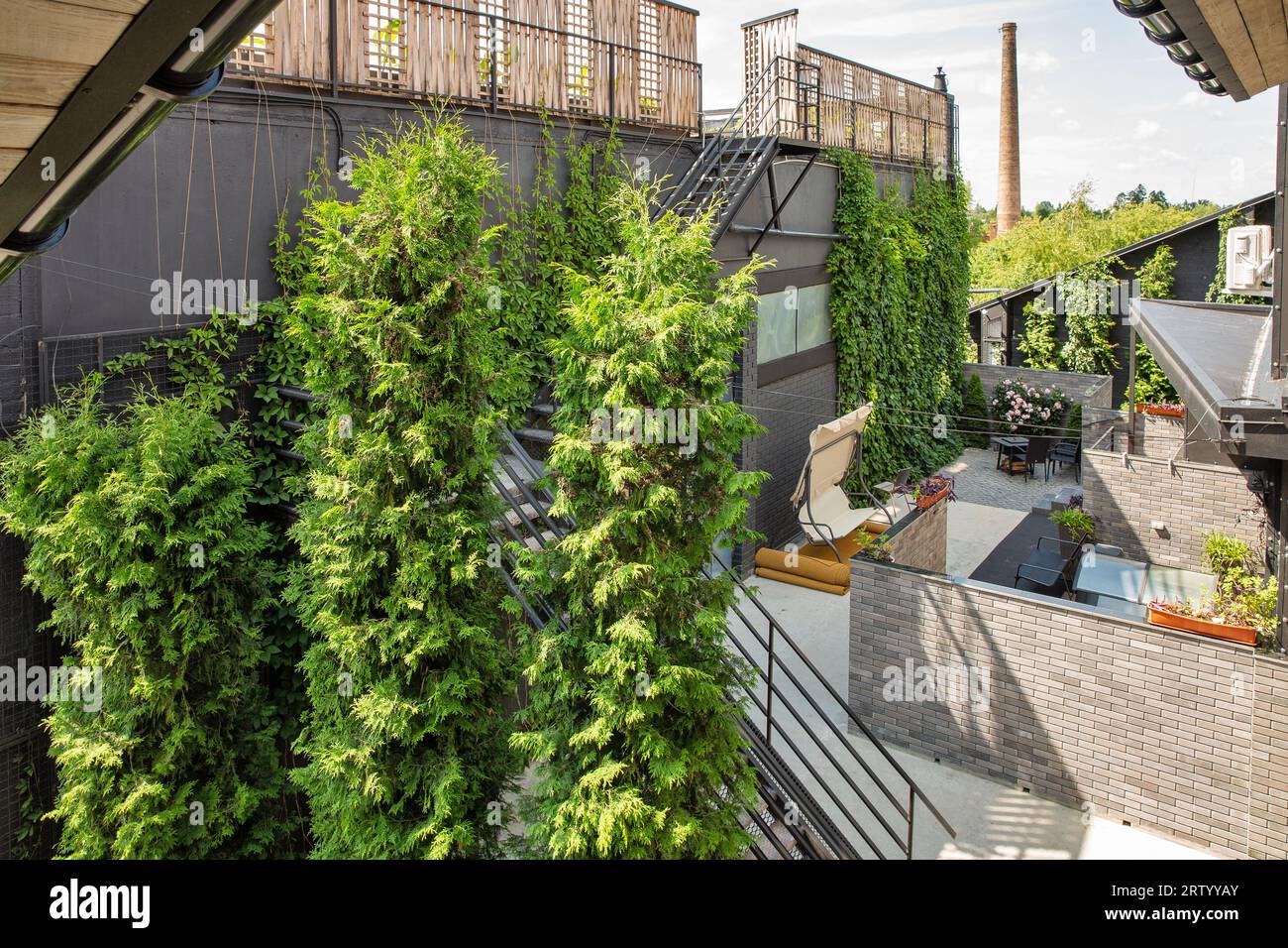 Modern house back garden hi-res stock photography and images - Alamy