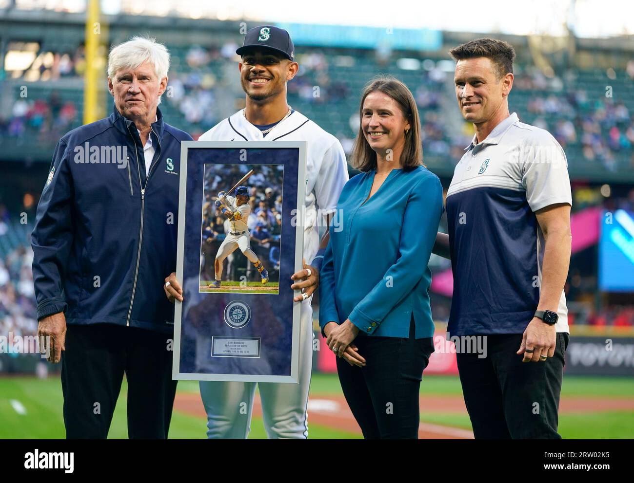 Seattle Mariners center fielder Julio Rodriguez, second from left ...
