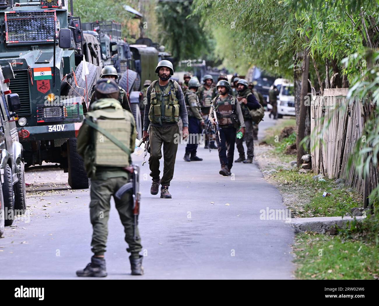 ANANTNAG, INDIA - SEPTEMBER 15: Army soldiers are seen near the ...