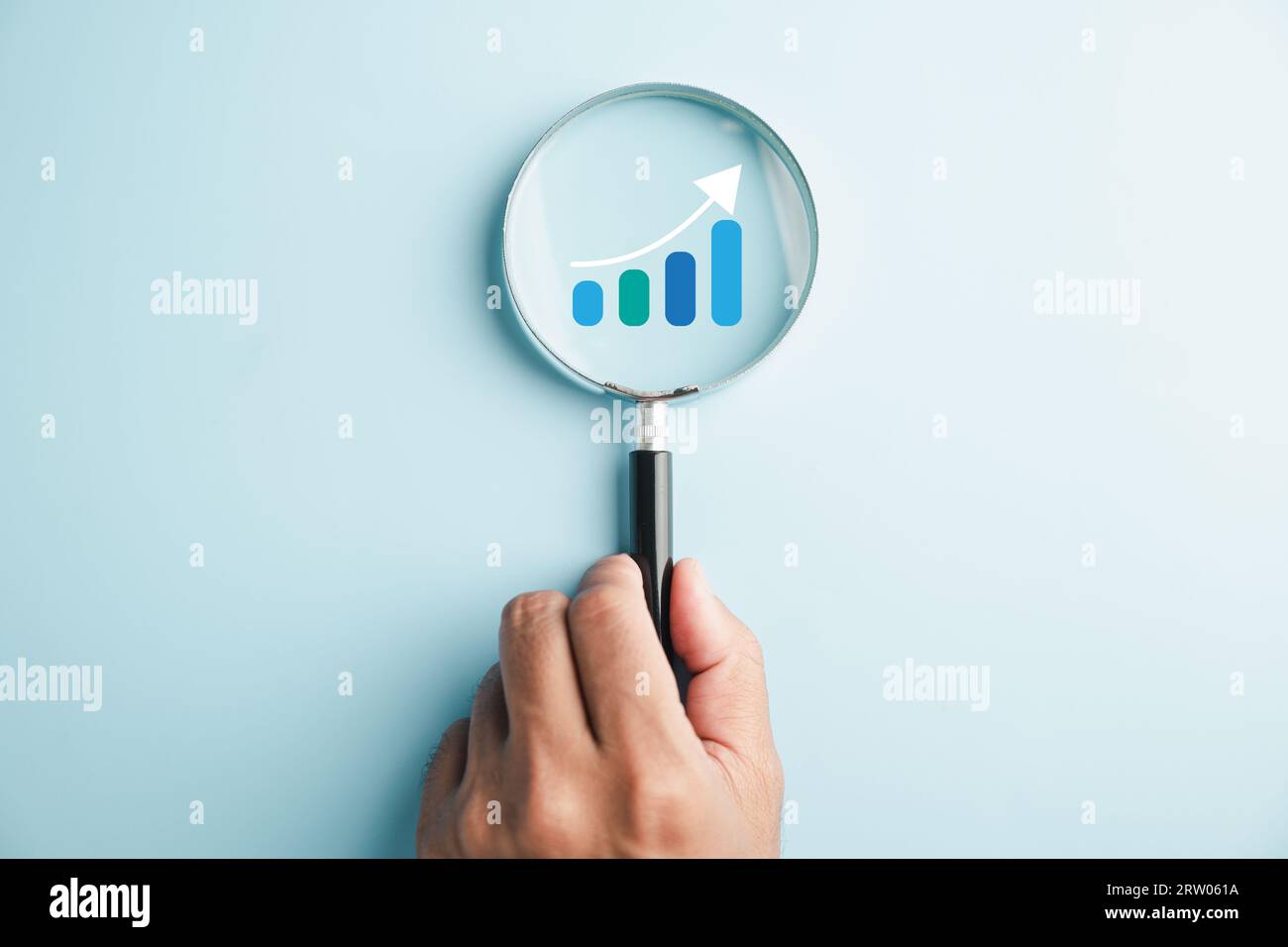 Trader hand holding magnifier glass with bar graph Stock Photo - Alamy Trader hand holding magnifier glass with bar graph Stock Photo - Alamy