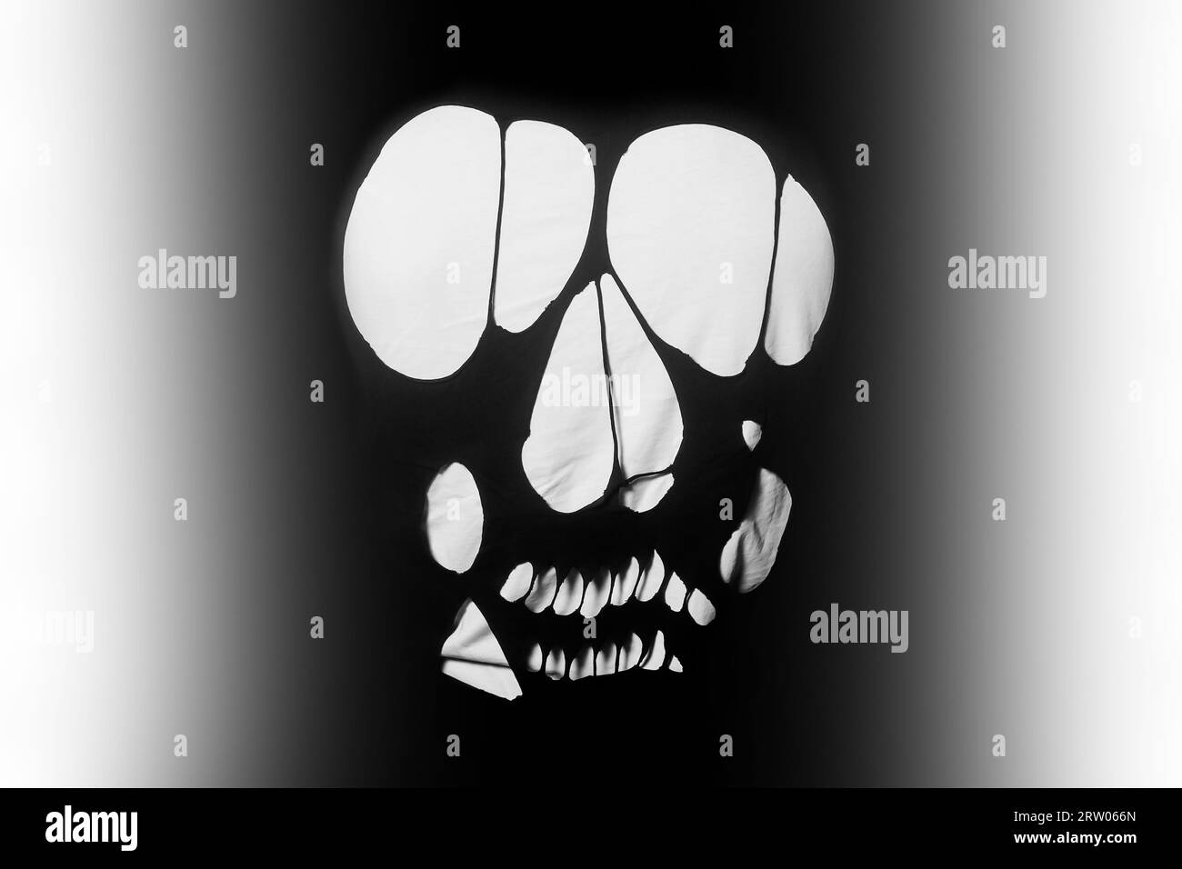 Eyes in dark creepy hi-res stock photography and images - Alamy