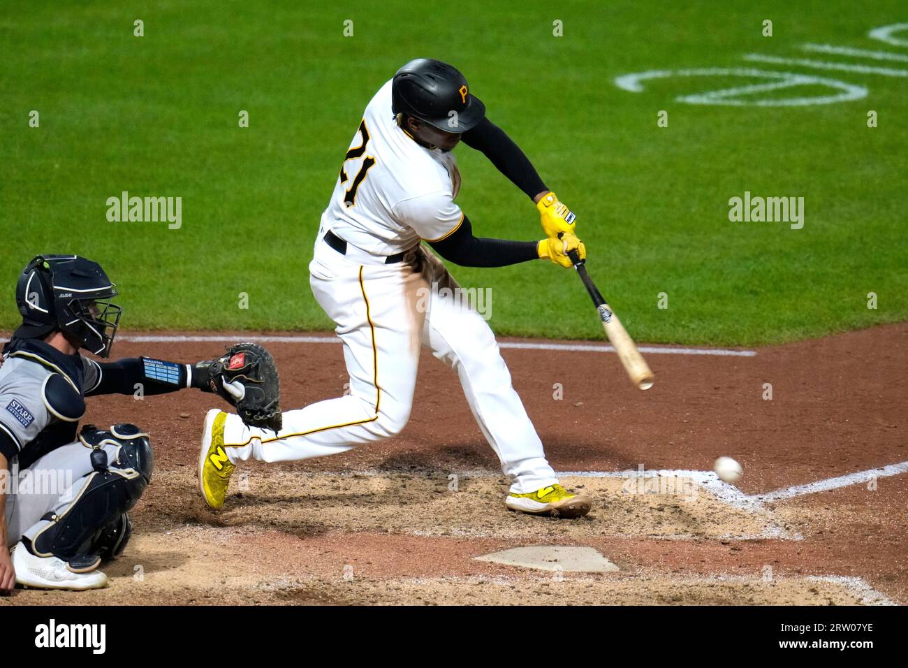 Pittsburgh Pirates' Ke'Bryan Hayes hits a two-run single off New York ...