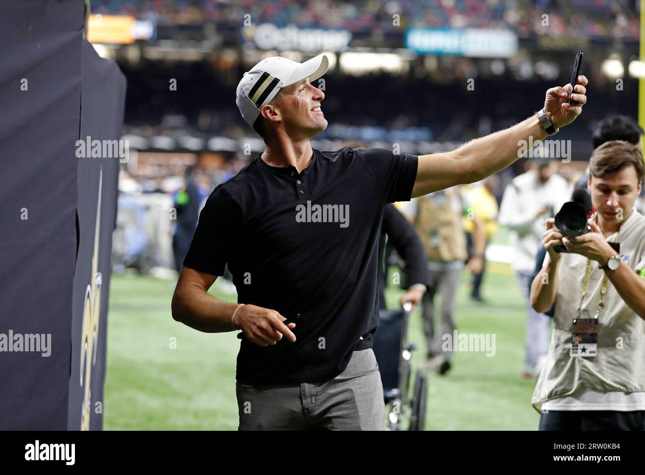 Former New Orleans Saints quarter back Drew Brees takes a selfie with ...