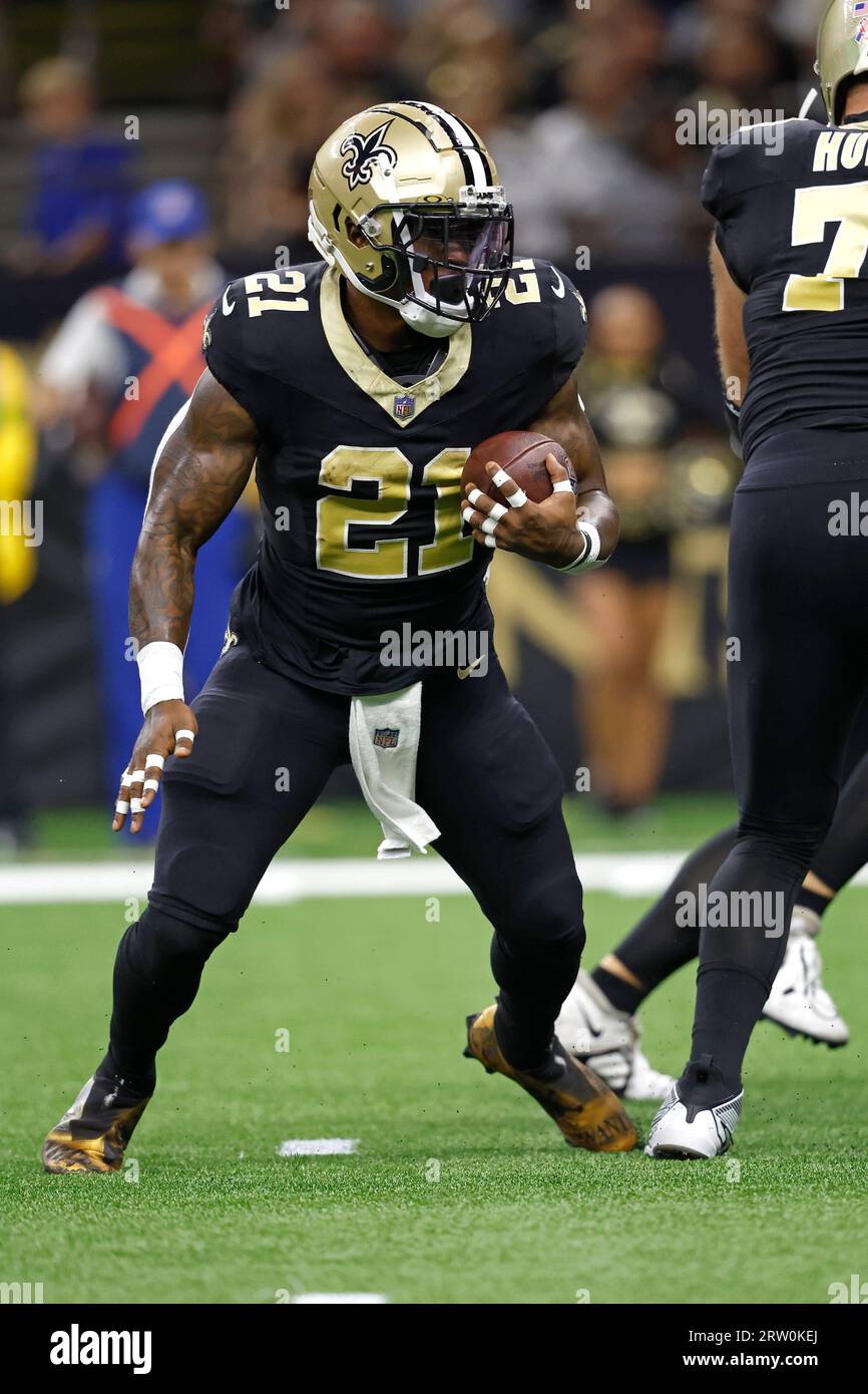 New Orleans Saints running back Jamaal Williams (21) runs the ball ...