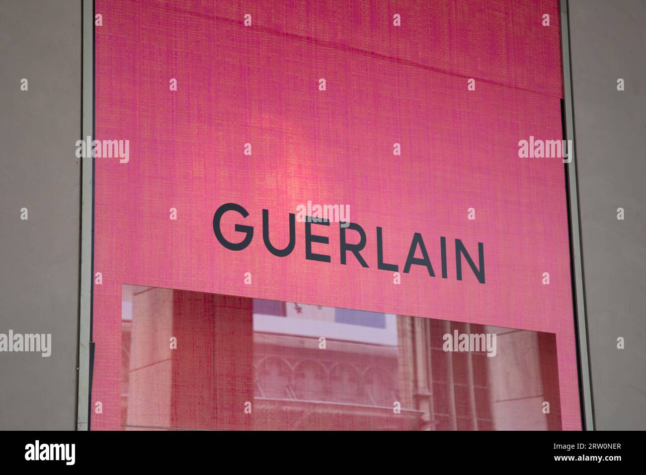 paris , France - 09 12 2023 : guerlain logo brand shop and text sign ...