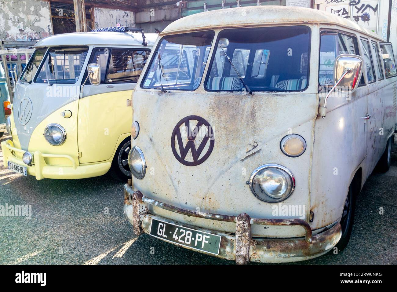 Bordeaux , France - 09 04 2023 : vw logo brand and Transporter text ...