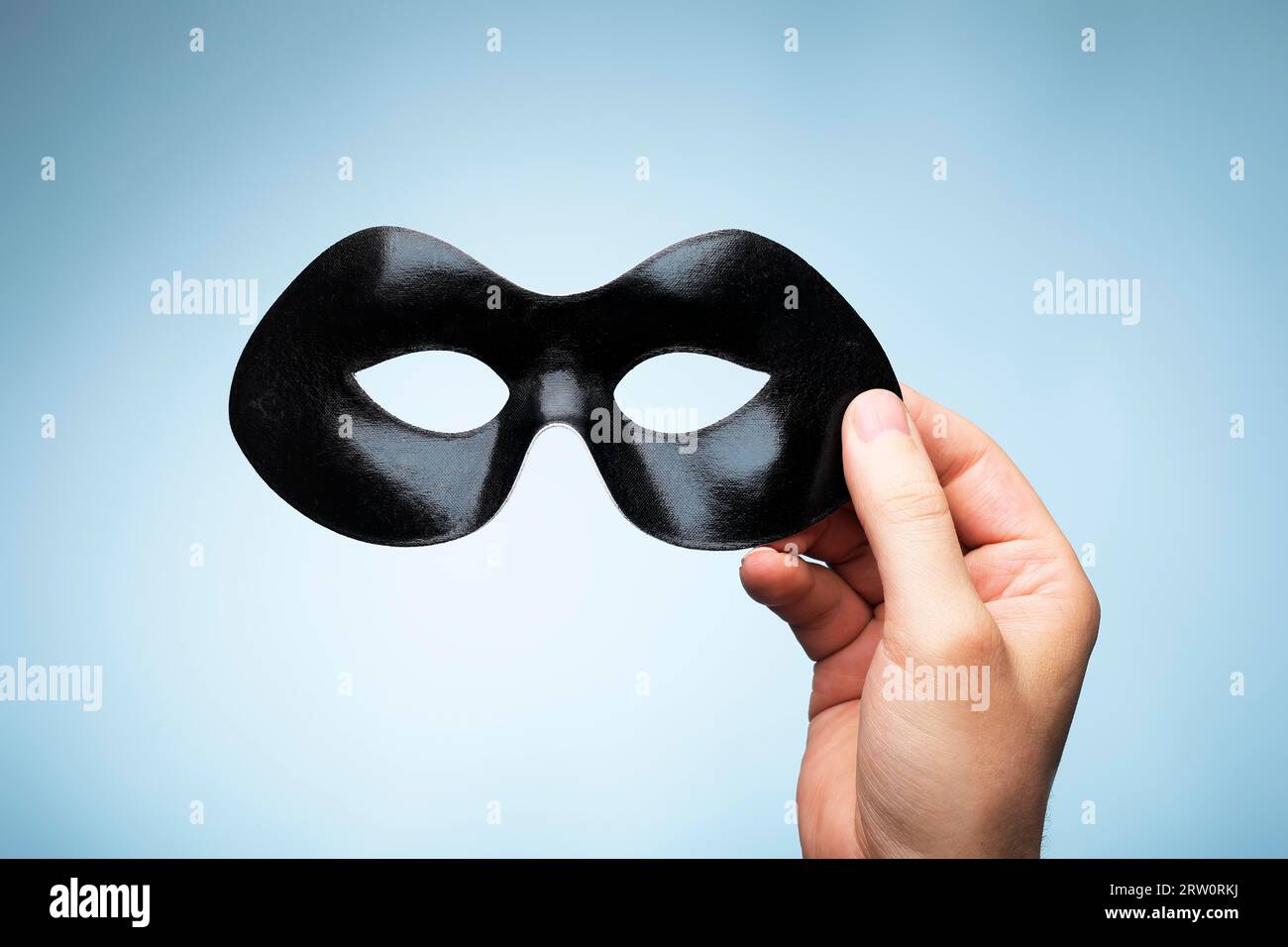 Man dressed in black with mask hi-res stock photography and images - Alamy