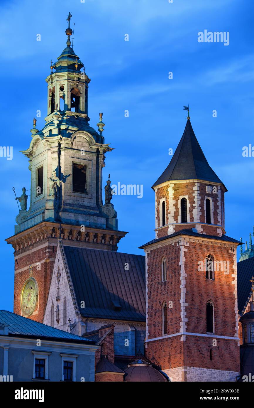 Wawel Royal Cathedral (Polish: Katedra Wawelska) (na Wawelu) by night ...