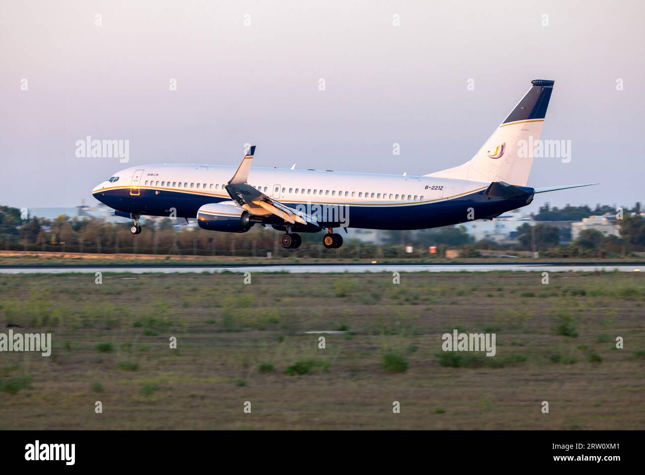 Deer Jet Boeing 737-8ZE (BBJ2) (REG: B-221Z) arriving in the very late ...