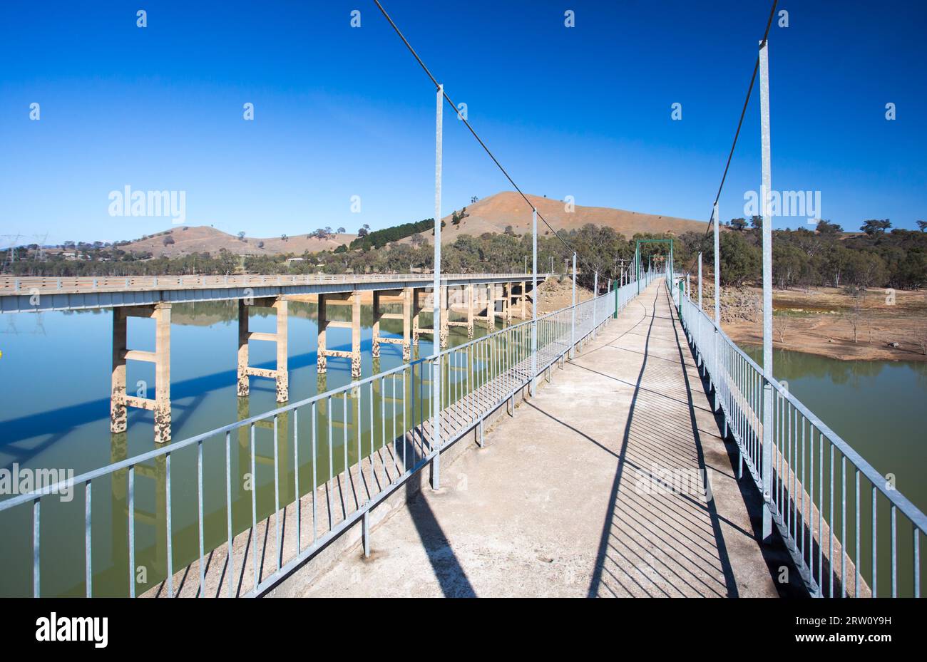 The small village of Bonnie Doon on Lake Eildon on an autumn day in ...