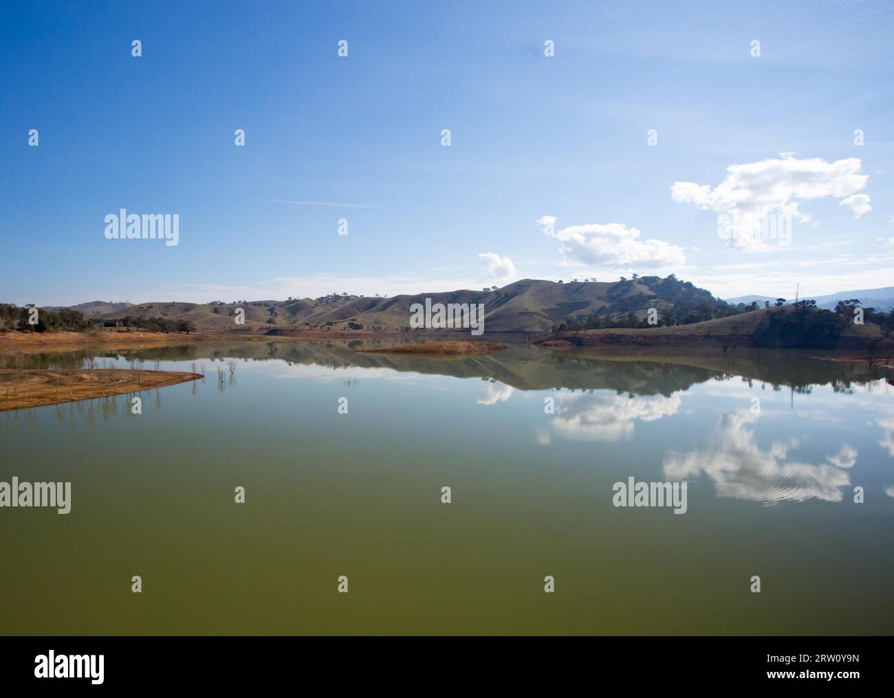 The small village of Bonnie Doon on Lake Eildon on an autumn day in ...