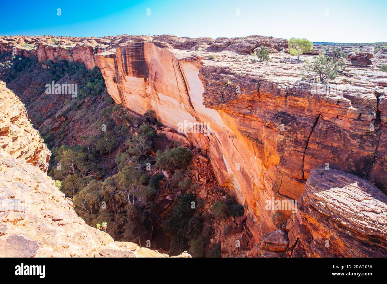 The incredible rock geology of Kings Canyon in the Northern Territory ...