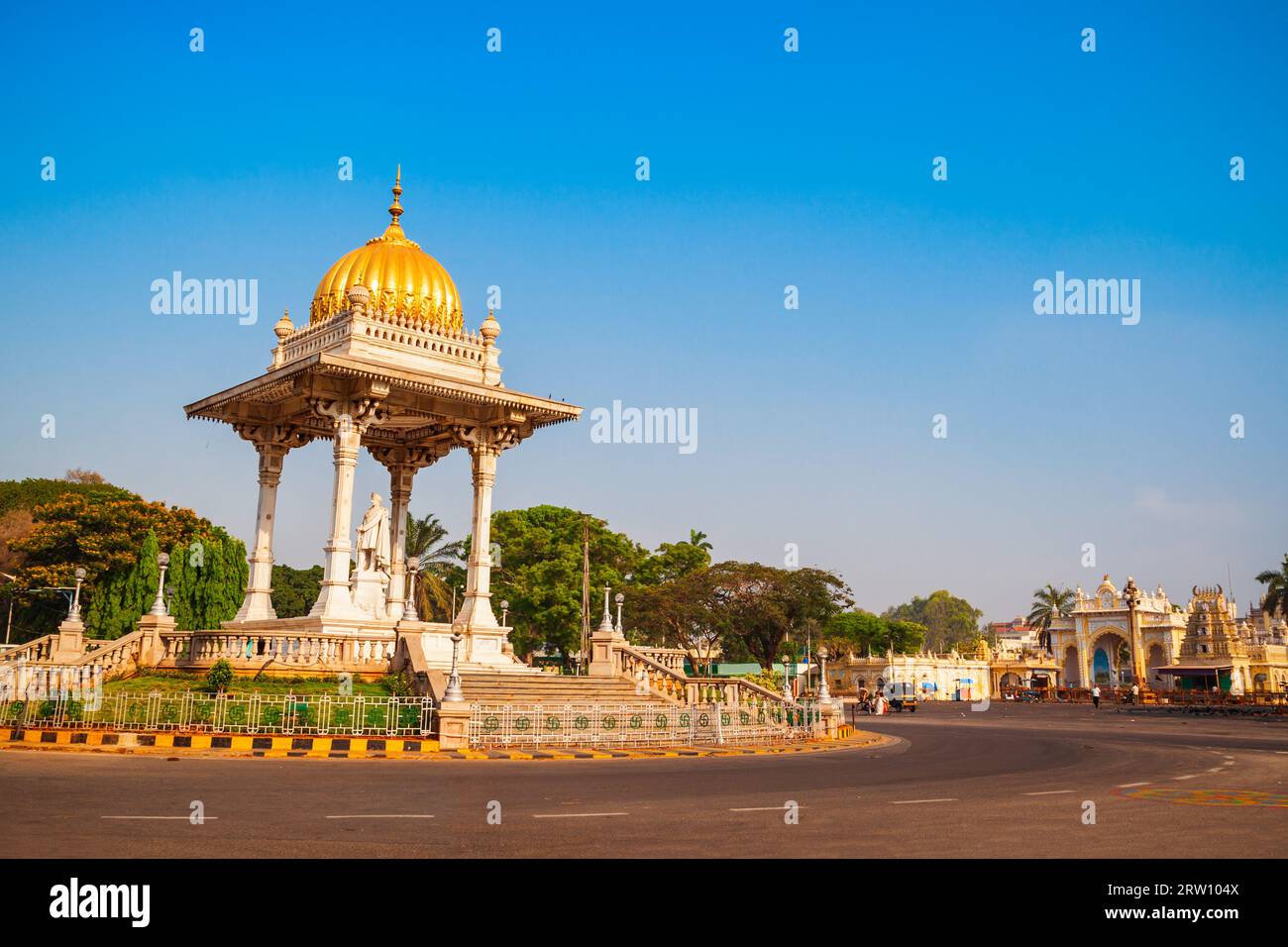 Statue of Maharaja Chamarajendar Wodeyar king in the centre of Mysore ...